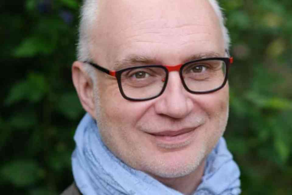 La storia Patrick C. Goujon, prete e gesuita nonostante gli abusi subiti