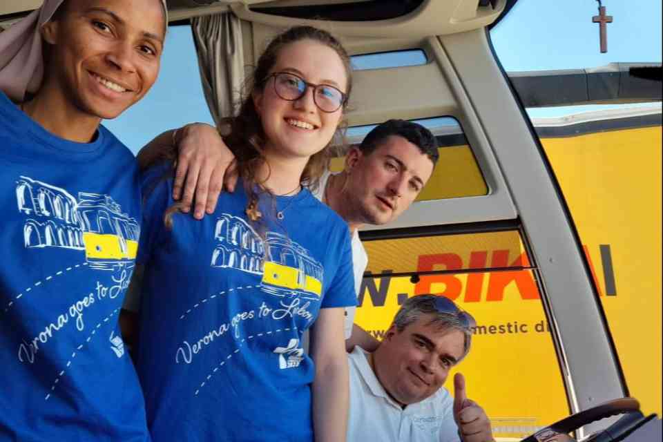 Il pullman lo guida il "don" (che ha preso la patente apposta)