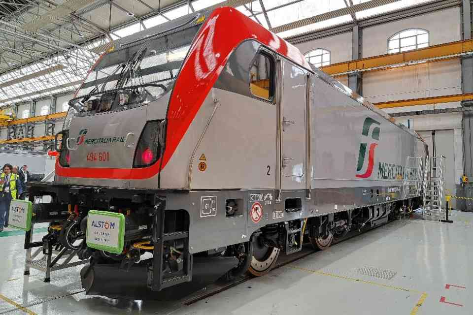 Consegnata la prima locomotiva Traxx Universal DC con sistema ultimo miglio