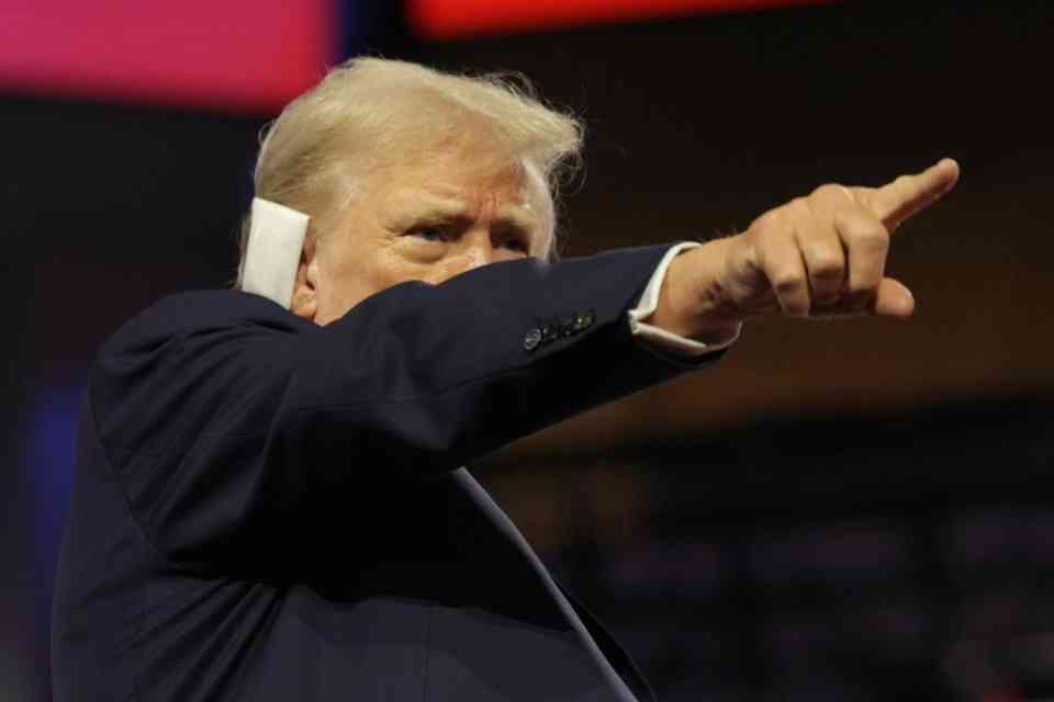 Trump sul palco con l'orecchio fasciato celebrato come un eroe