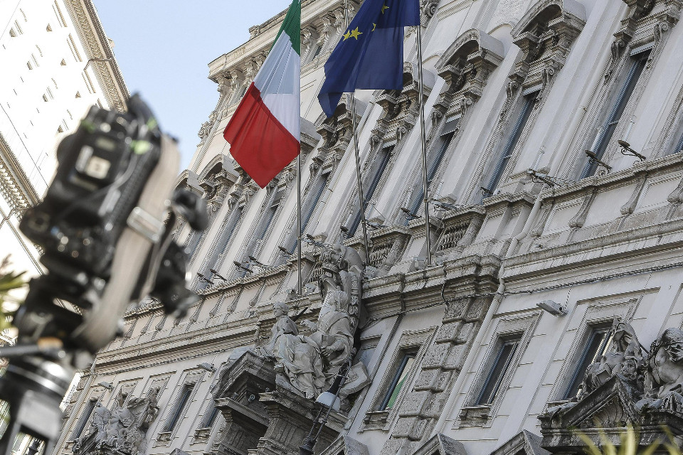 Un argine alle sentenze che dettano regole sul fine vita
