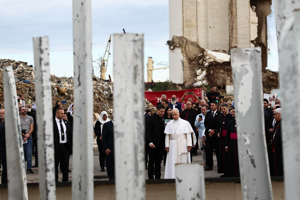 Il Papa dal Libano: cessino gli attacchi. La lotta armata non porta a nulla