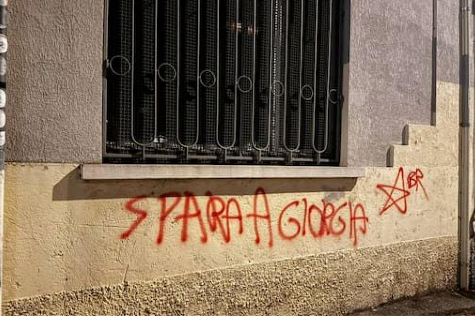 «Spara a Giorgia», scritta sulla sede della Lega a Busto Arsizio