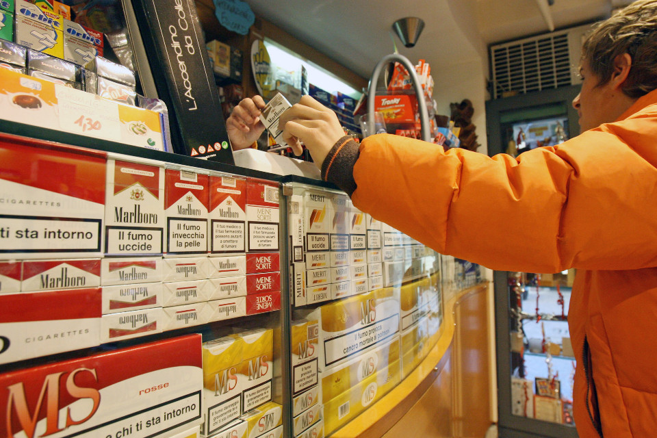 Le sigarette da oggi costano di più (ma per molti non è abbastanza)