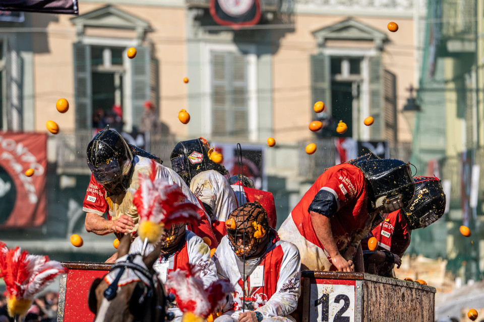 Coriandoli? No, al Carnevale di Ivrea si lanciano le arance